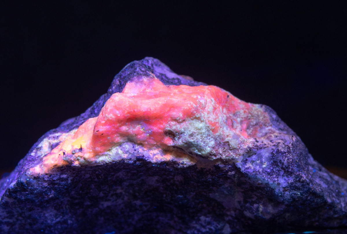 Tugtupite : CSIRO Luminescence Database
